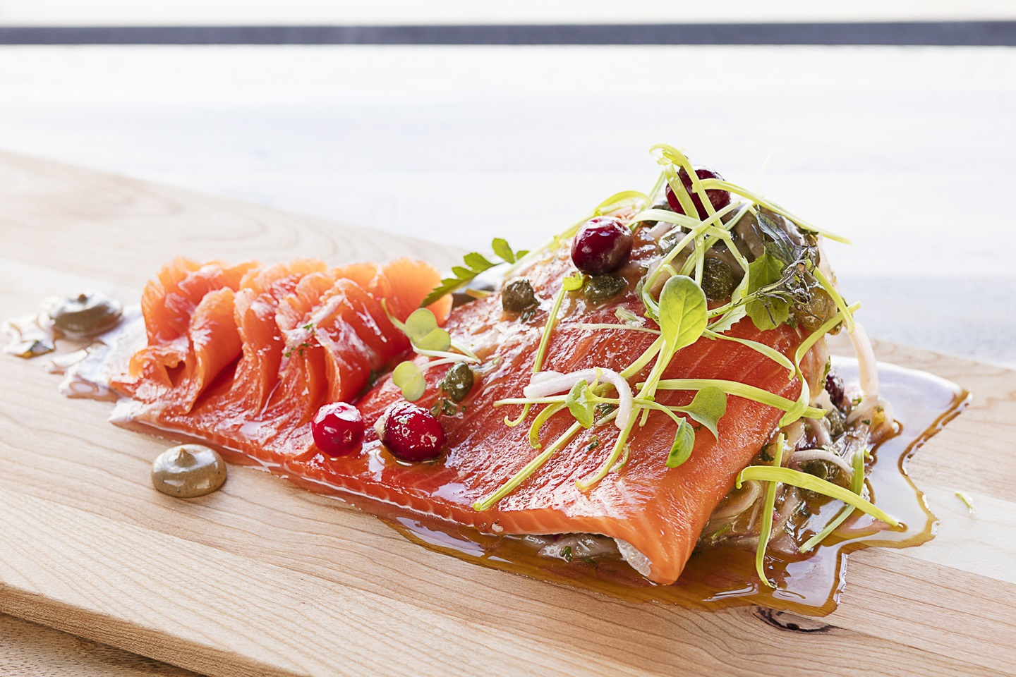 Gravlax nordique de truite saumonée à la canneberge Gravlax nordique de truite saumonée à la canneberge
